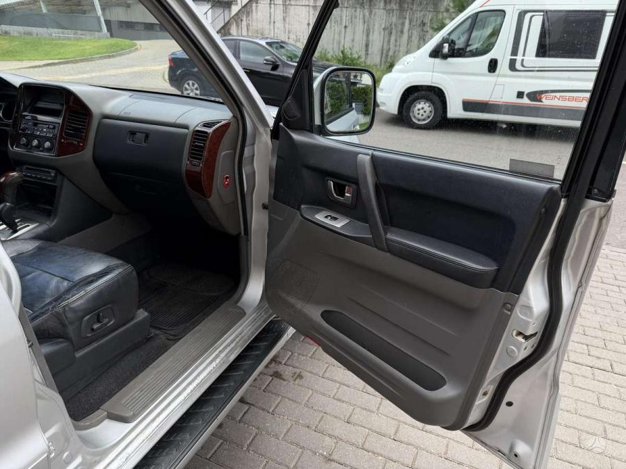 Grey Mitsubishi Pajero 2005 in Vilnius, with an engine capacity of 3.20 L and mileage of 300 thousand km for 2850 €, photo 19 on AUTOMOTO.COM.LV