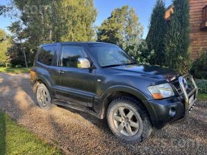 Grey Mitsubishi Pajero 2005 in Cesis, with an engine capacity of 3.20 L and mileage of 313 thousand km for 3200 €, photo 3 on AUTOMOTO.COM.LV