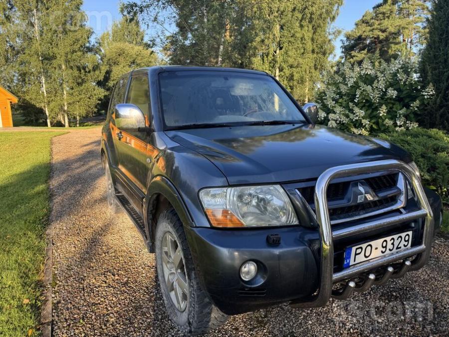 Grey Mitsubishi Pajero 2005 in Cesis, with an engine capacity of 3.20 L and mileage of 313 thousand km for 3200 €, photo 5 on AUTOMOTO.COM.LV
