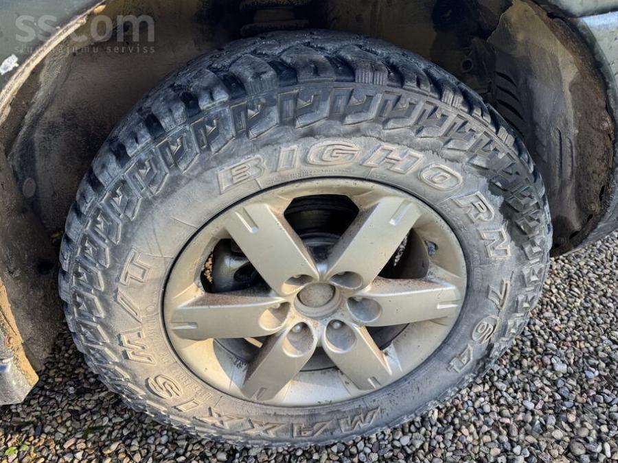 Grey Mitsubishi Pajero 2005 in Cesis, with an engine capacity of 3.20 L and mileage of 313 thousand km for 3200 €, photo 7 on AUTOMOTO.COM.LV