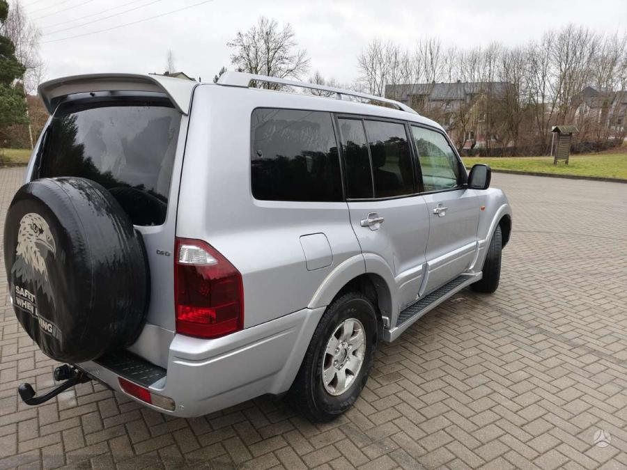 Grey Mitsubishi Pajero 2006 in Vilnius, with an engine capacity of 3.20 L and mileage of 233 thousand km for 4200 €, photo 3 on AUTOMOTO.COM.LV