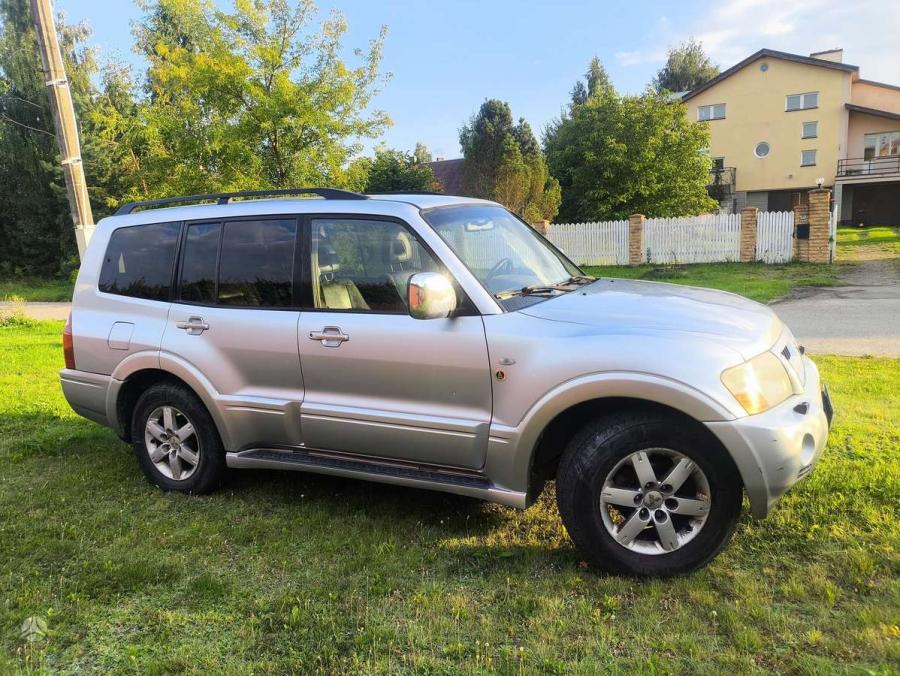Pelēks Mitsubishi Pajero 2006 Viļņa, ar dzinēja tilpumu 3.20 L un nobraukumu 279 tūkst. km par 3950 €, foto 3 vietnē AUTOMOTO.COM.LV