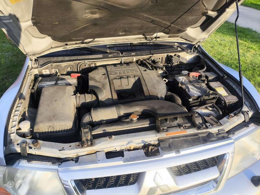 Pelēks Mitsubishi Pajero 2006 Viļņa, ar dzinēja tilpumu 3.20 L un nobraukumu 279 tūkst. km par 3950 €, foto 6 vietnē AUTOMOTO.COM.LV
