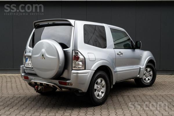 Mitsubishi Pajero 2006 in Riga on AUTOMOTO.COM.LV Grey Mitsubishi Pajero 2006 in Riga, with an engine capacity of 3.20 L and mileage of 233 thousand km for 3800 €, photo 4 on AUTOMOTO.COM.LV