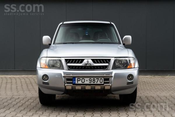 Mitsubishi Pajero 2006 in Riga on AUTOMOTO.COM.LV Grey Mitsubishi Pajero 2006 in Riga, with an engine capacity of 3.20 L and mileage of 233 thousand km for 3800 €, photo 9 on AUTOMOTO.COM.LV