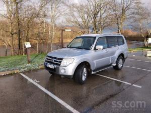 Grey Mitsubishi Pajero 2007 in Riga, with an engine capacity of 3.20 L and mileage of 306 thousand km for 6950 €, photo 3 on AUTOMOTO.COM.LV