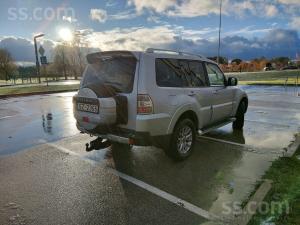 Grey Mitsubishi Pajero 2007 in Riga, with an engine capacity of 3.20 L and mileage of 306 thousand km for 6950 €, photo 4 on AUTOMOTO.COM.LV