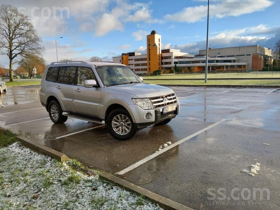 Grey Mitsubishi Pajero 2007 in Riga, with an engine capacity of 3.20 L and mileage of 306 thousand km for 6950 €, photo 5 on AUTOMOTO.COM.LV