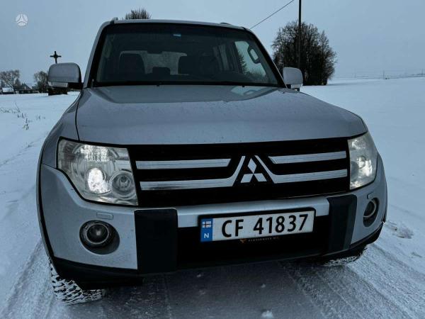 Pelēks Mitsubishi Pajero 2007 Panevēža, ar dzinēja tilpumu 3.20 L un nobraukumu 281 tūkst. km par 6800 €, foto 2 vietnē AUTOMOTO.COM.LV