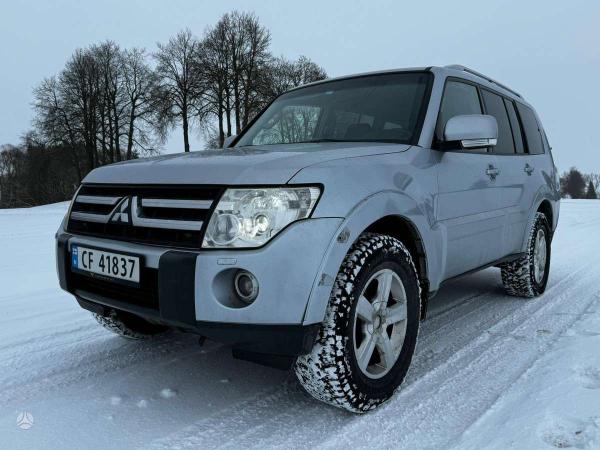 Pelēks Mitsubishi Pajero 2007 Panevēža, ar dzinēja tilpumu 3.20 L un nobraukumu 281 tūkst. km par 6800 €, foto 3 vietnē AUTOMOTO.COM.LV