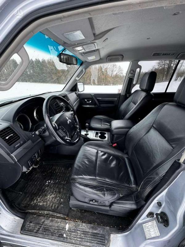 Pelēks Mitsubishi Pajero 2007 Panevēža, ar dzinēja tilpumu 3.20 L un nobraukumu 281 tūkst. km par 6800 €, foto 7 vietnē AUTOMOTO.COM.LV