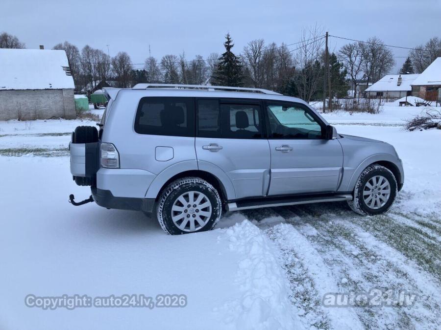 Grey Mitsubishi Pajero 2007 in Tallinn, with an engine capacity of 3.20 L and mileage of 298 thousand km for 7500 €, photo 4 on AUTOMOTO.COM.LV