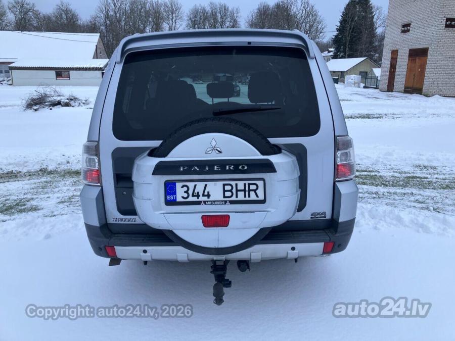 Grey Mitsubishi Pajero 2007 in Tallinn, with an engine capacity of 3.20 L and mileage of 298 thousand km for 7500 €, photo 5 on AUTOMOTO.COM.LV