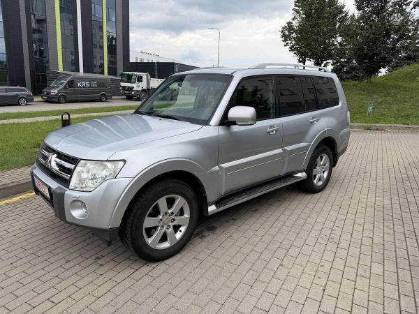 Pelēks Mitsubishi Pajero 2007 Viļņa, ar dzinēja tilpumu 3.20 L un nobraukumu 200 tūkst. km par 6500 €, foto 1 vietnē AUTOMOTO.COM.LV