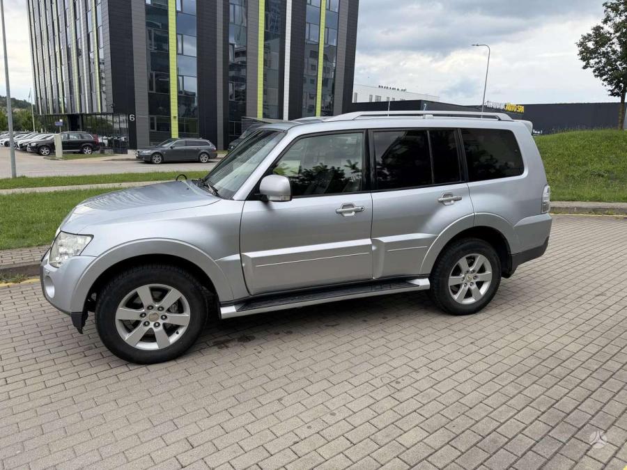 Pelēks Mitsubishi Pajero 2007 Viļņa, ar dzinēja tilpumu 3.20 L un nobraukumu 200 tūkst. km par 6500 €, foto 3 vietnē AUTOMOTO.COM.LV