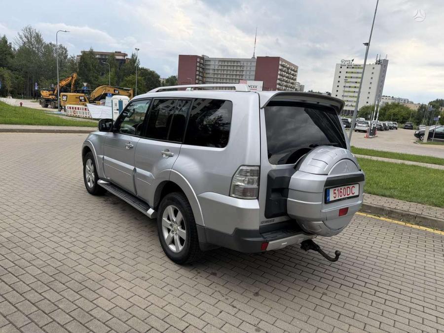 Pelēks Mitsubishi Pajero 2007 Viļņa, ar dzinēja tilpumu 3.20 L un nobraukumu 200 tūkst. km par 6500 €, foto 4 vietnē AUTOMOTO.COM.LV