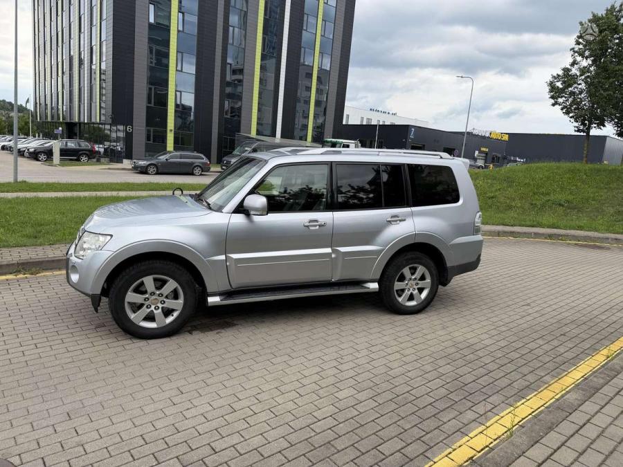 Pelēks Mitsubishi Pajero 2007 Viļņa, ar dzinēja tilpumu 3.20 L un nobraukumu 200 tūkst. km par 6500 €, foto 17 vietnē AUTOMOTO.COM.LV