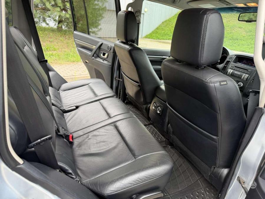 Pelēks Mitsubishi Pajero 2007 Viļņa, ar dzinēja tilpumu 3.20 L un nobraukumu 200 tūkst. km par 6500 €, foto 20 vietnē AUTOMOTO.COM.LV
