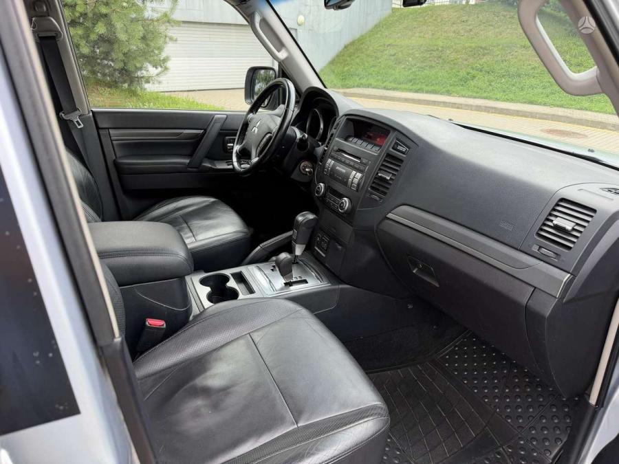 Pelēks Mitsubishi Pajero 2007 Viļņa, ar dzinēja tilpumu 3.20 L un nobraukumu 200 tūkst. km par 6500 €, foto 22 vietnē AUTOMOTO.COM.LV