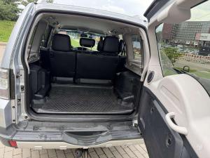 Pelēks Mitsubishi Pajero 2007 Viļņa, ar dzinēja tilpumu 3.20 L un nobraukumu 200 tūkst. km par 6500 €, foto 24 vietnē AUTOMOTO.COM.LV