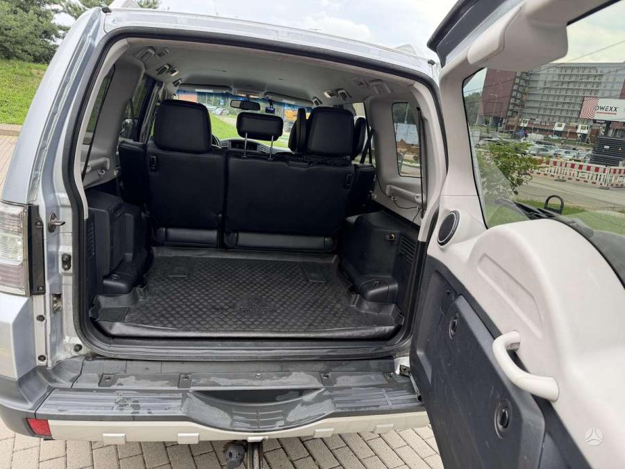 Pelēks Mitsubishi Pajero 2007 Viļņa, ar dzinēja tilpumu 3.20 L un nobraukumu 200 tūkst. km par 6500 €, foto 24 vietnē AUTOMOTO.COM.LV