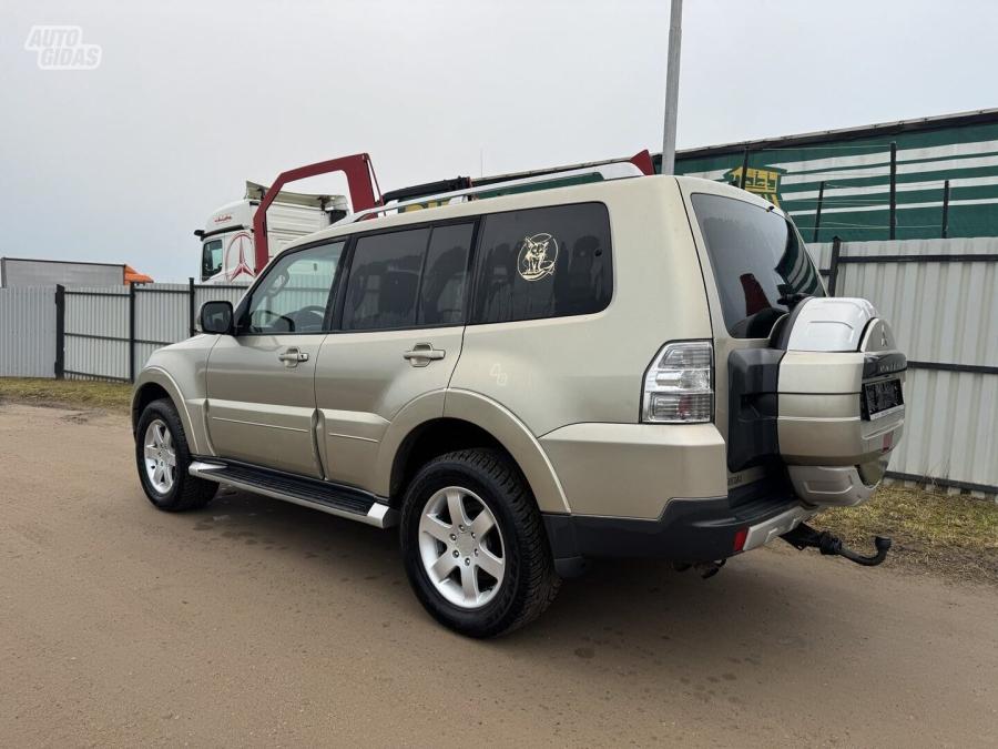 Grey Mitsubishi Pajero 2008 in Marijampole, with an engine capacity of 3.20 L and mileage of 320 thousand km for 4950 €, photo 3 on AUTOMOTO.COM.LV