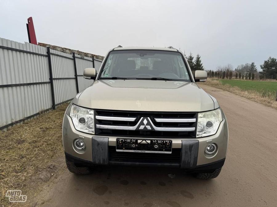 Grey Mitsubishi Pajero 2008 in Marijampole, with an engine capacity of 3.20 L and mileage of 320 thousand km for 4950 €, photo 4 on AUTOMOTO.COM.LV