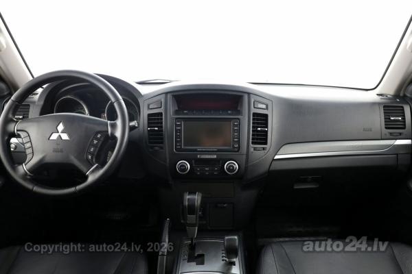 Pelēks Mitsubishi Pajero 2008 Tallina, ar dzinēja tilpumu 3.20 L un nobraukumu 364 tūkst. km par 4999 €, foto 5 vietnē AUTOMOTO.COM.LV