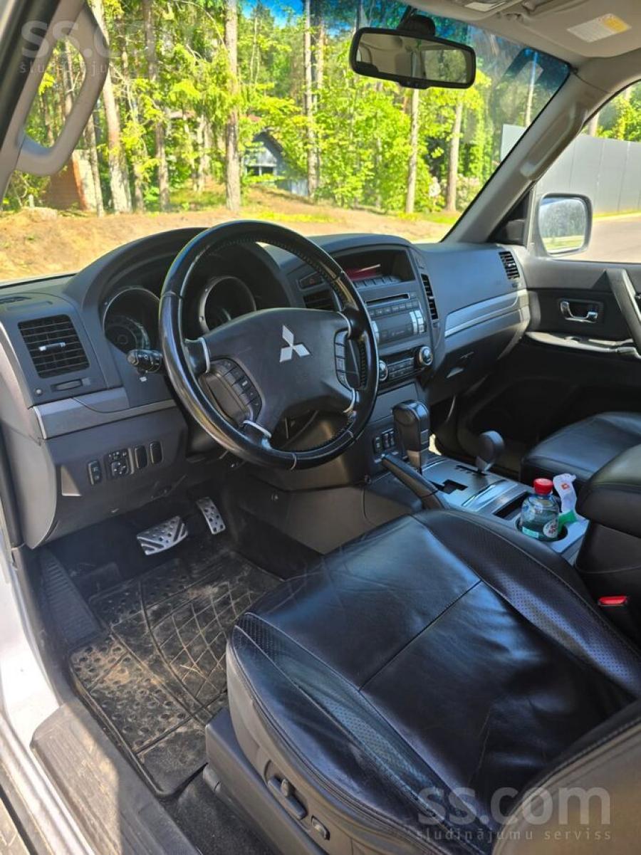 Grey Mitsubishi Pajero 2008 in Riga, with an engine capacity of 3.20 L and mileage of 162 thousand km for 6400 €, photo 8 on AUTOMOTO.COM.LV