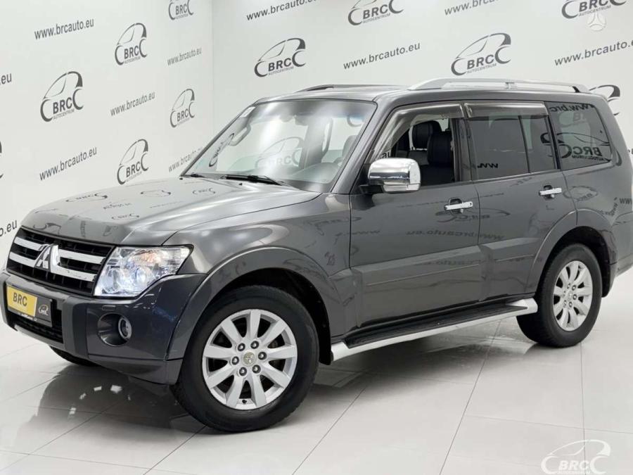 Grey Mitsubishi Pajero 2011 in Vilnius, with an engine capacity of 3.20 L and mileage of 310 thousand km for 6900 €, photo 1 on AUTOMOTO.COM.LV