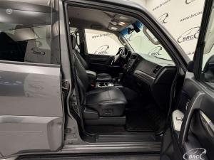 Grey Mitsubishi Pajero 2011 in Vilnius, with an engine capacity of 3.20 L and mileage of 310 thousand km for 6900 €, photo 6 on AUTOMOTO.COM.LV