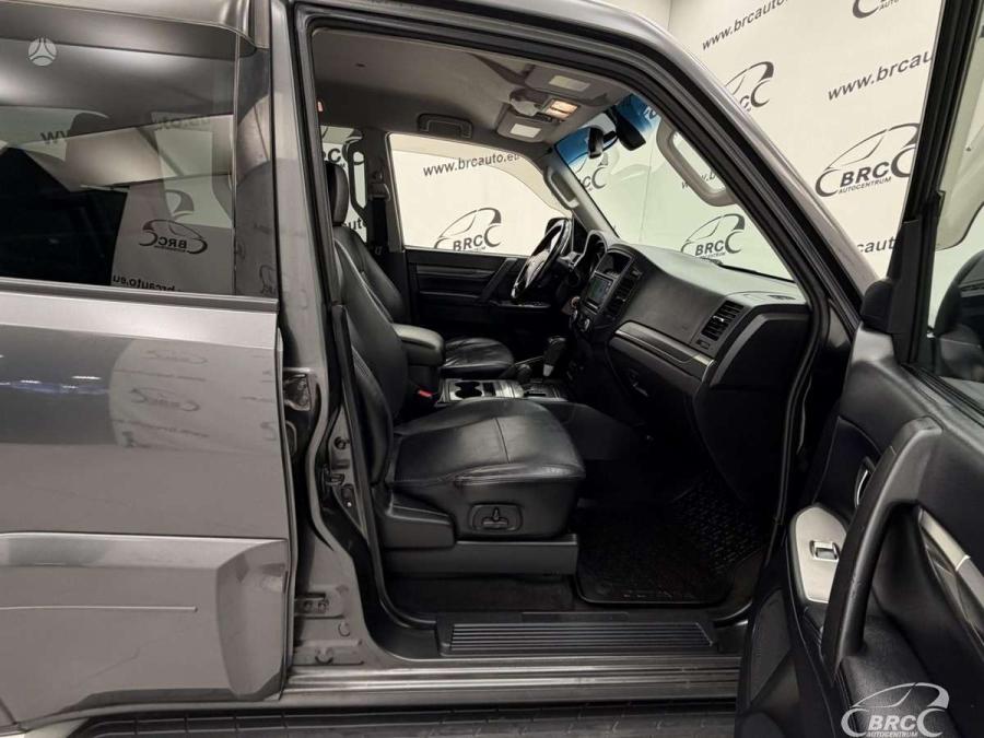 Grey Mitsubishi Pajero 2011 in Vilnius, with an engine capacity of 3.20 L and mileage of 310 thousand km for 6900 €, photo 6 on AUTOMOTO.COM.LV