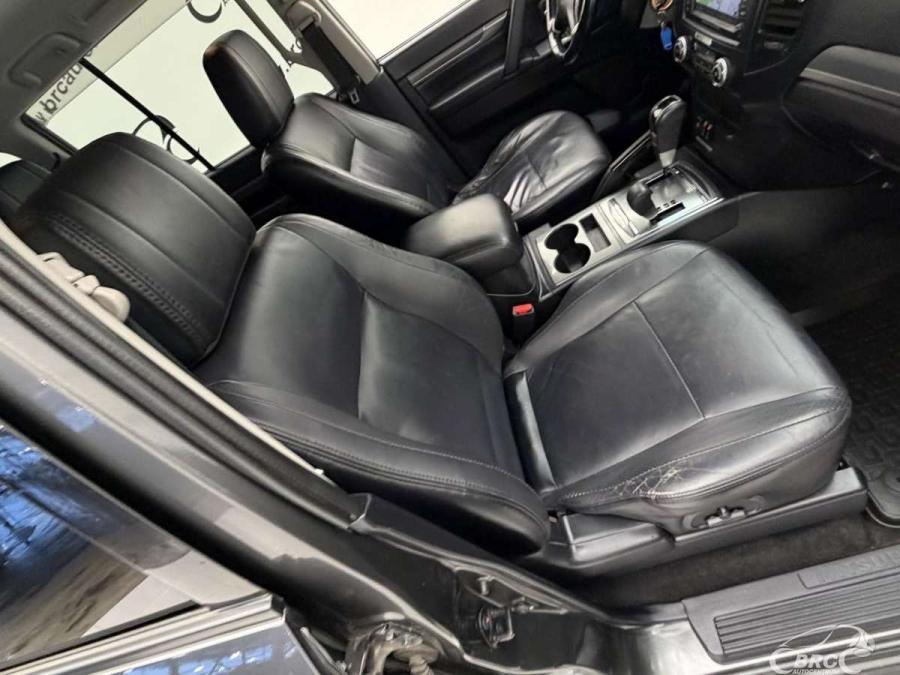 Grey Mitsubishi Pajero 2011 in Vilnius, with an engine capacity of 3.20 L and mileage of 310 thousand km for 6900 €, photo 7 on AUTOMOTO.COM.LV