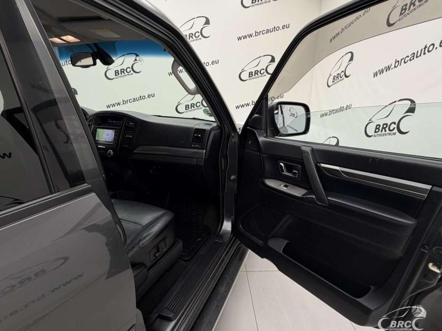Grey Mitsubishi Pajero 2011 in Vilnius, with an engine capacity of 3.20 L and mileage of 310 thousand km for 6900 €, photo 10 on AUTOMOTO.COM.LV