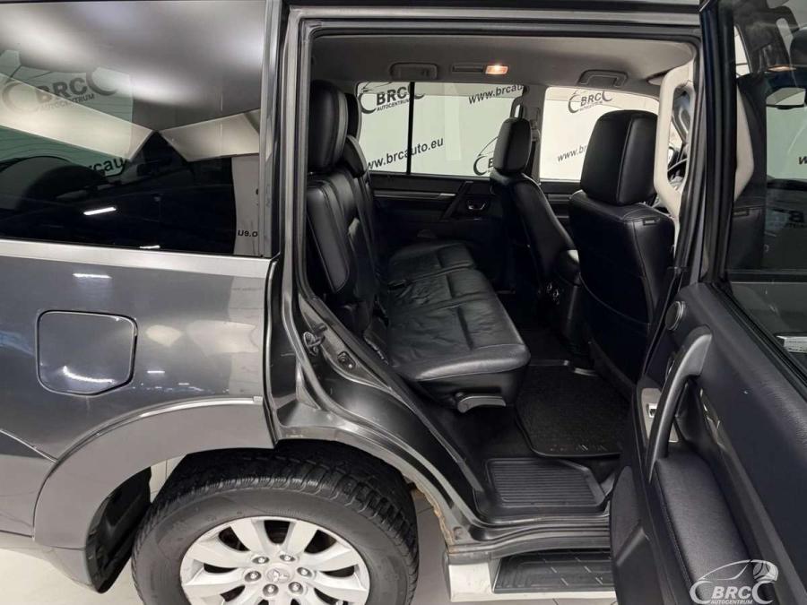 Grey Mitsubishi Pajero 2011 in Vilnius, with an engine capacity of 3.20 L and mileage of 310 thousand km for 6900 €, photo 11 on AUTOMOTO.COM.LV