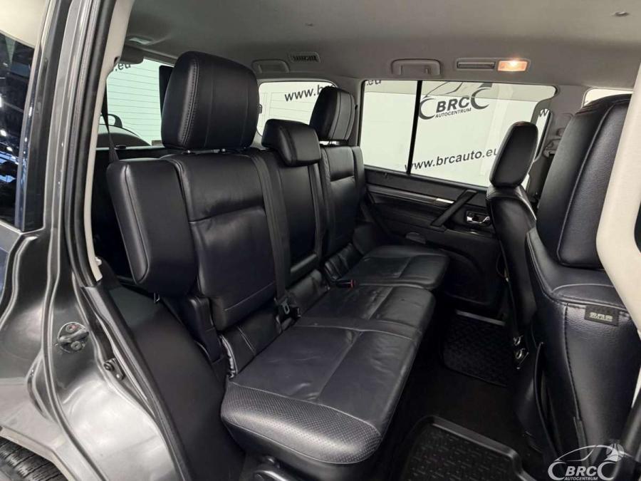 Grey Mitsubishi Pajero 2011 in Vilnius, with an engine capacity of 3.20 L and mileage of 310 thousand km for 6900 €, photo 13 on AUTOMOTO.COM.LV
