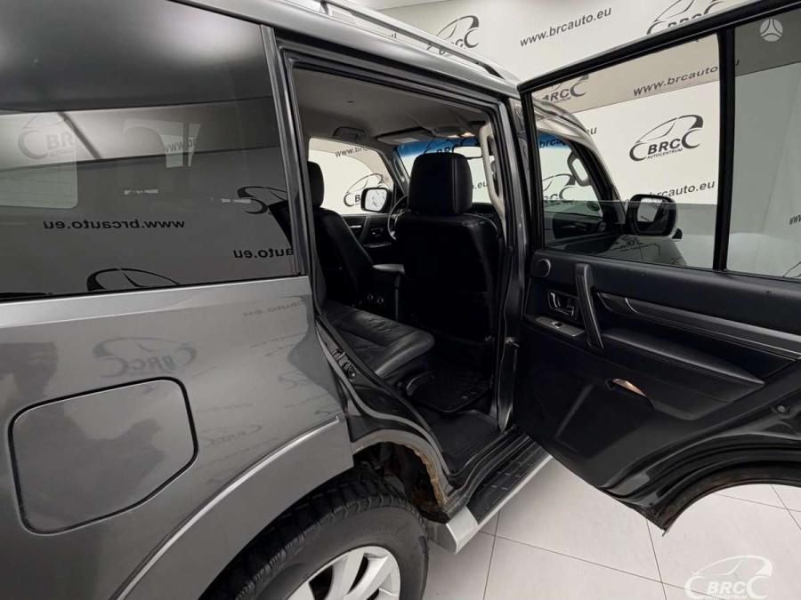 Grey Mitsubishi Pajero 2011 in Vilnius, with an engine capacity of 3.20 L and mileage of 310 thousand km for 6900 €, photo 14 on AUTOMOTO.COM.LV