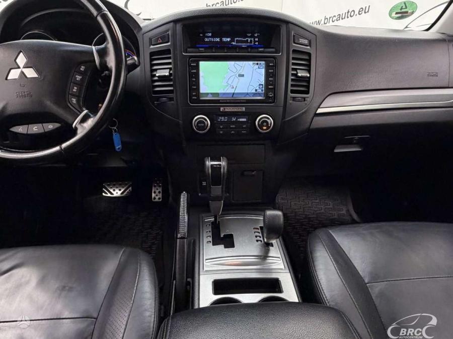 Grey Mitsubishi Pajero 2011 in Vilnius, with an engine capacity of 3.20 L and mileage of 310 thousand km for 6900 €, photo 18 on AUTOMOTO.COM.LV