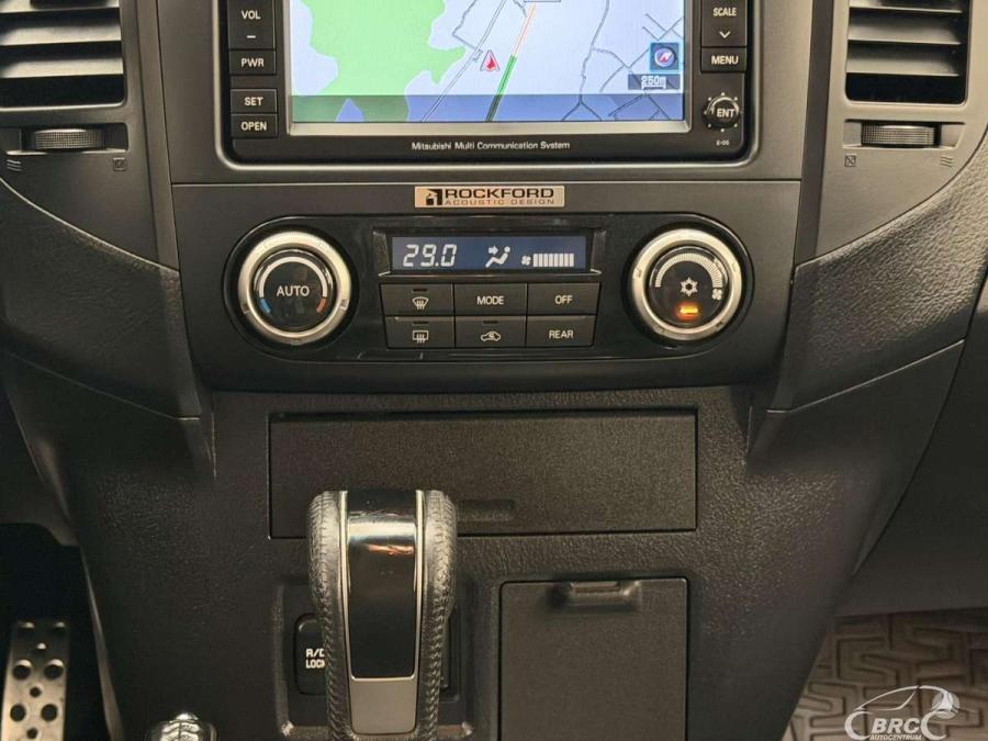 Grey Mitsubishi Pajero 2011 in Vilnius, with an engine capacity of 3.20 L and mileage of 310 thousand km for 6900 €, photo 20 on AUTOMOTO.COM.LV