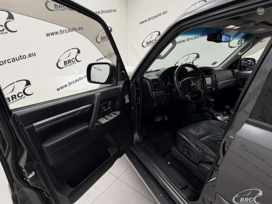 Grey Mitsubishi Pajero 2011 in Vilnius, with an engine capacity of 3.20 L and mileage of 310 thousand km for 6900 €, photo 22 on AUTOMOTO.COM.LV