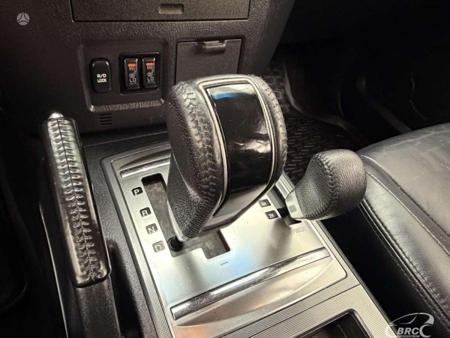 Grey Mitsubishi Pajero 2011 in Vilnius, with an engine capacity of 3.20 L and mileage of 310 thousand km for 6900 €, photo 29 on AUTOMOTO.COM.LV