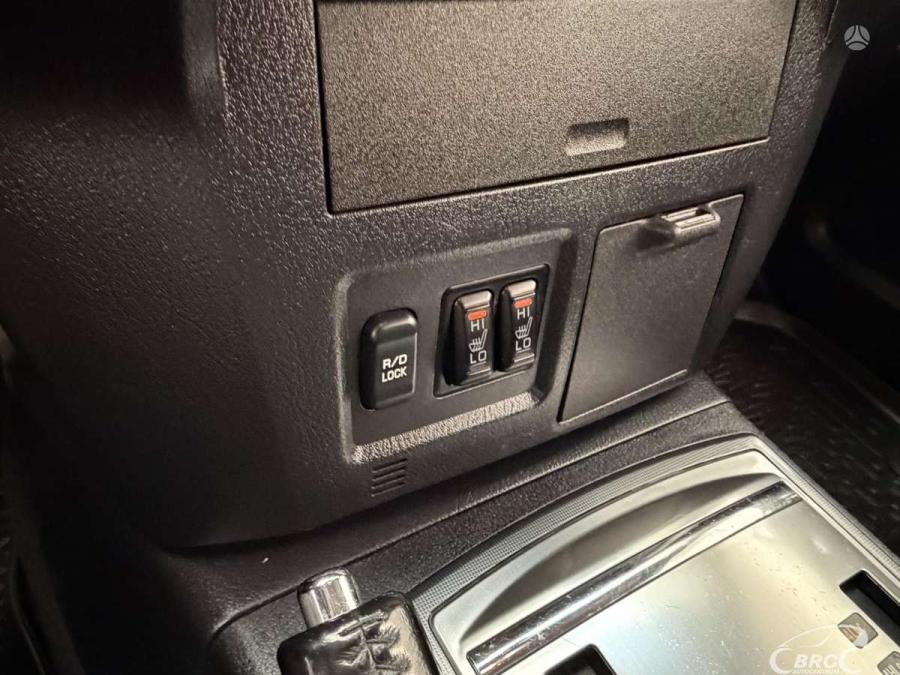 Grey Mitsubishi Pajero 2011 in Vilnius, with an engine capacity of 3.20 L and mileage of 310 thousand km for 6900 €, photo 30 on AUTOMOTO.COM.LV