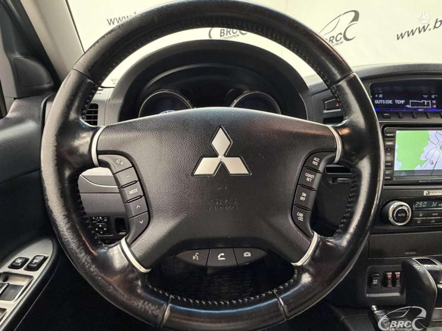 Grey Mitsubishi Pajero 2011 in Vilnius, with an engine capacity of 3.20 L and mileage of 310 thousand km for 6900 €, photo 32 on AUTOMOTO.COM.LV