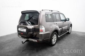Grey Mitsubishi Pajero 2017 in Tallinn, with an engine capacity of 3.20 L and mileage of 196 thousand km for 19999 €, photo 4 on AUTOMOTO.COM.LV