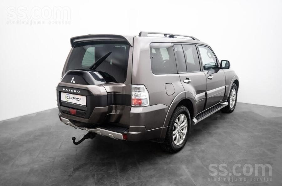 Grey Mitsubishi Pajero 2017 in Tallinn, with an engine capacity of 3.20 L and mileage of 196 thousand km for 19999 €, photo 4 on AUTOMOTO.COM.LV