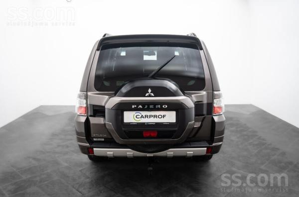 Grey Mitsubishi Pajero 2017 in Tallinn, with an engine capacity of 3.20 L and mileage of 196 thousand km for 17499 €, photo 5 on AUTOMOTO.COM.LV