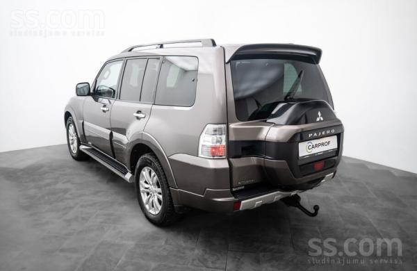 Grey Mitsubishi Pajero 2017 in Tallinn, with an engine capacity of 3.20 L and mileage of 196 thousand km for 17499 €, photo 6 on AUTOMOTO.COM.LV