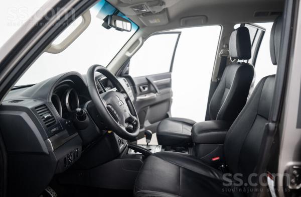 Grey Mitsubishi Pajero 2017 in Tallinn, with an engine capacity of 3.20 L and mileage of 196 thousand km for 17499 €, photo 7 on AUTOMOTO.COM.LV