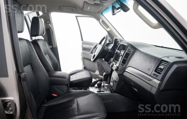 Grey Mitsubishi Pajero 2017 in Tallinn, with an engine capacity of 3.20 L and mileage of 196 thousand km for 17499 €, photo 10 on AUTOMOTO.COM.LV