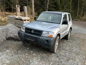 Pelēks Mitsubishi Pajero 2025 Kauņa, ar dzinēja tilpumu 3.20 L un nobraukumu 220 tūkst. km par 2800 €, foto  vietnē AUTOMOTO.COM.LV